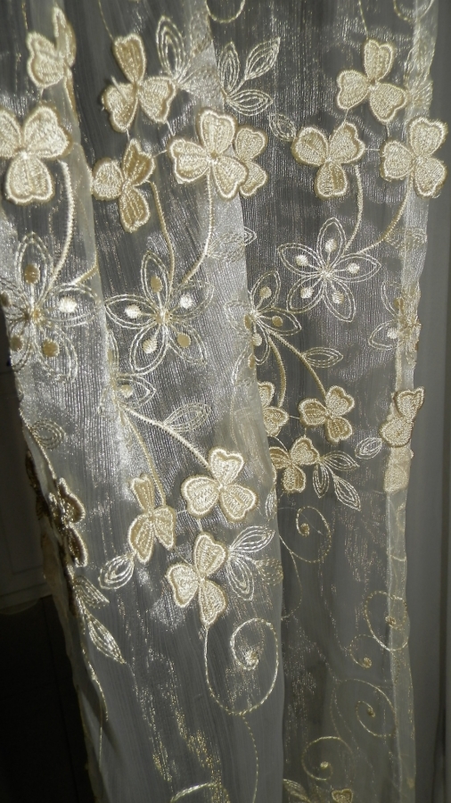 Perdea Brodata Cu Trifoi, Otto House