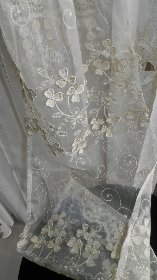 Perdea Brodata Cu Trifoi, Otto House