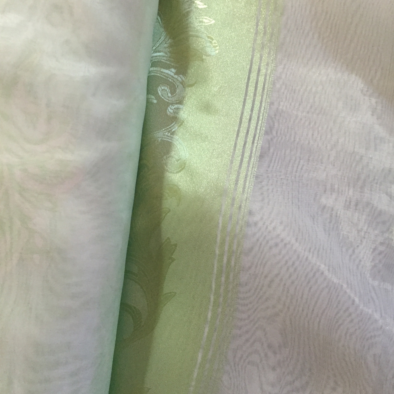 Perdea Organza, Fond Alb , Model Frunza Verde Cu Banda Lucioasa Verde ...
