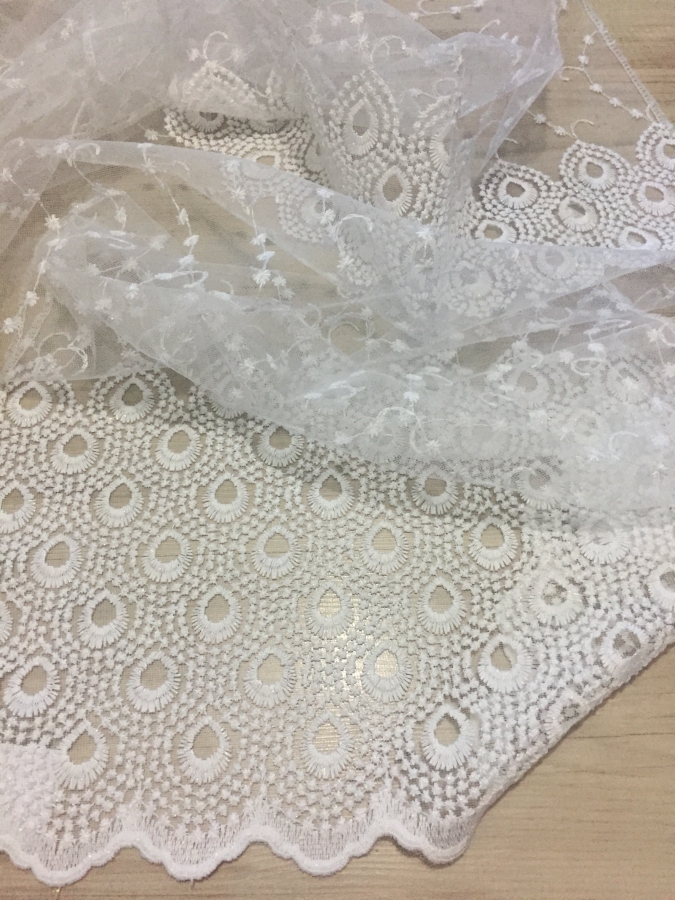 Tul Cu Broderie Alb Cu Model Coada De Paun, Otto House